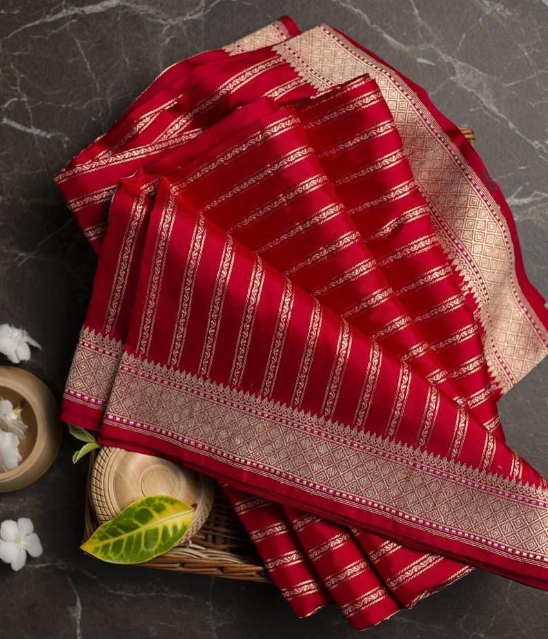 The Intricate Process of Crafting Banarasi Saree – AEVUM